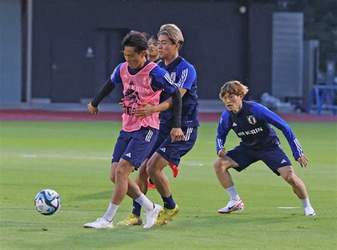＜サッカー日本代表練習＞競り合う毎熊（左）（撮影・西海健太郎） ― スポニチ Sponichi Annex サッカー