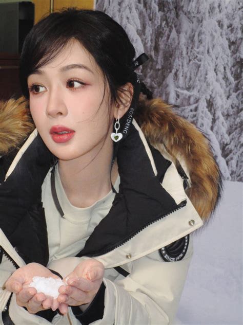 杨紫冬日雪景大片氛围感十足 穿小短裙秀白嫩美腿 搜狐大视野 搜狐新闻