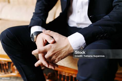 남자의 손에 넘어와 함께 앉아입니다 남자의 파란 정장 남자의 손에 시계 사업가 손에서 손으로 남자 클로즈업의 손에 결혼식 신랑