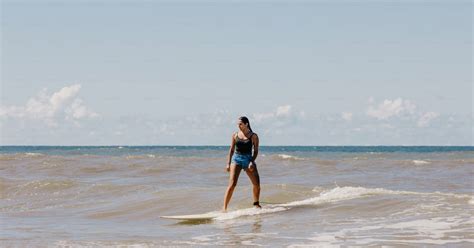 서핑보드 위에서 파도를 타는 여자 사진 Unsplash의 물 이미지