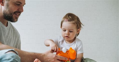 행복한 아버지 젊은 남자와 아기 소녀 어린 딸이 집에서 어린이 방에서 장난감을 가지고 노는 재미를 느낀다 사진 Unsplash의 작다 이미지