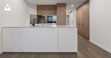 흰색 카운터 탑과 나무 캐비닛이 있는 대형 주방 사진 Unsplash의 무료 오스트레일리아 이미지