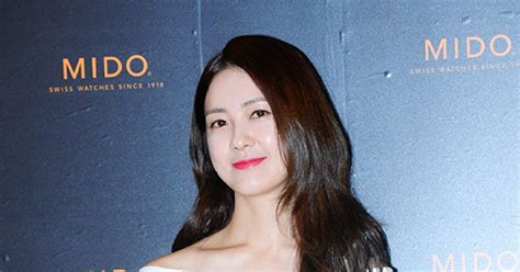 Td포토 이요원 쇄골라인 드러낸 오프숄더룩