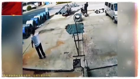 男子骑车突然倒地喊救命，小哥想扶却被劝阻，网友：姜还是老的辣