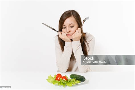 잎 샐러드 상 추와 함께 테이블 야채 접시 흰색 배경에 고립에 지 루 여자 적절 한 영양 섭취 채식 음식 개념 다이어트 건강 한