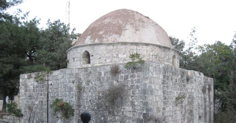 הולך רגל Walker רח יצחק פראג ותורבת קמריה בשכונת גאולה