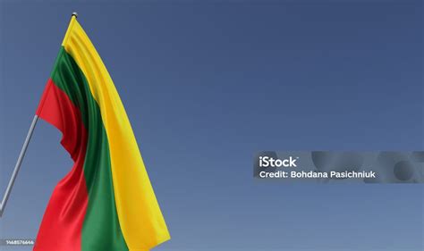 파란색 배경에 깃대에 리투아니아 국기 텍스트를 위한 장소입니다 깃발이 바람에 흩어지고 있습니다 리투아니아어 빌니우스 발트해 연안 유럽 3d 그림입니다 0명에 대한 스톡 사진