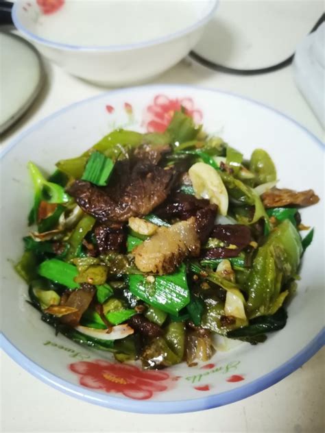 【大蒜叶炒腊肉的做法步骤图，怎么做好吃】大海小贾下厨房