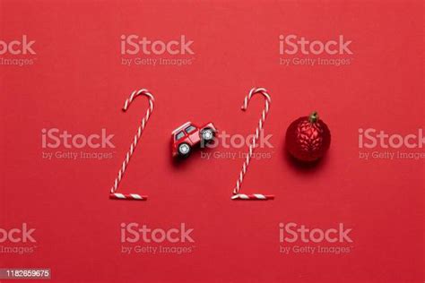 크리스마스와 새해 휴일 2020 비문 다양한 장식 개체 클래식 빨간 유리 Baubles 공 빨간 배경에 장난감 자동차 2020