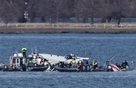 In Photos Investigators Retrieve Crash Debris From Potomac River