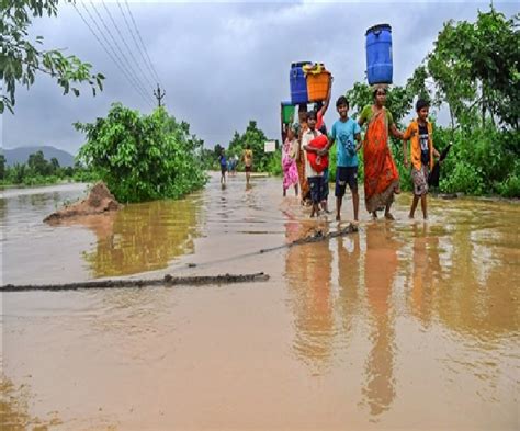Cyclone Gulab Photos तस्वीरोें में देखें चक्रवात गुलाब तूफान ने