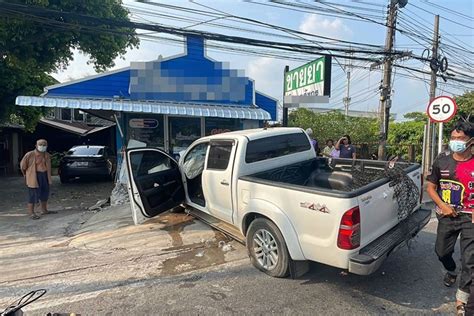 ในประเทศ กระบะกำลังกลับต่างจังหวัดเสียหลักชนร้านขายยาข้างทางนครนายกเจ็บ 5 ราย