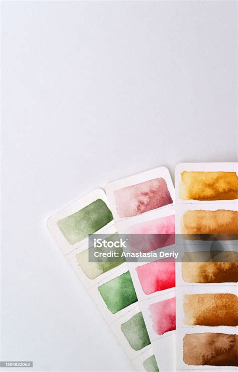 Palet Warna Tiga Strip Kertas Dengan Nuansa Hijau Merah Dan Oranye