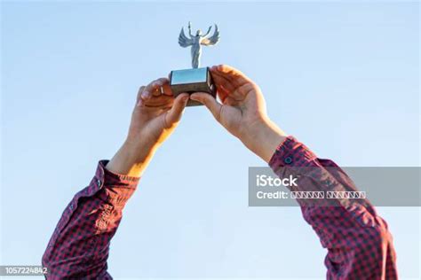 젊은 사람이 경쟁 트로피 그림 복사 공간 А와 하늘에 대 한 제기 손을 우승 경쟁에 대한 스톡 사진 및 기타 이미지 경쟁