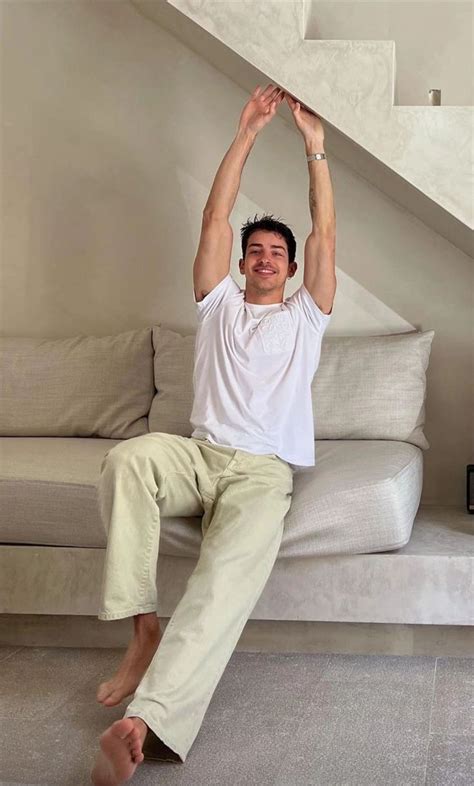 Manu Ríos 20223 Hombres Descalzos Fotos De Hombres Guapos Poses