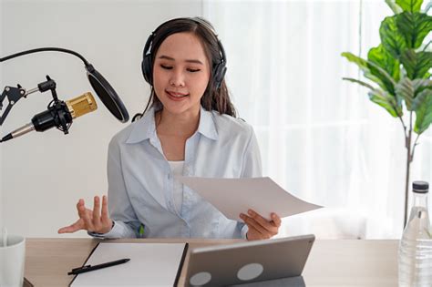 밝은 아시아 여성들은 마이크와 컴퓨터 카메라로 팟 캐스트를 녹음합니다 한 젊은 여성이 홈 스튜디오에서 일한다 방송 스튜디오 컨셉