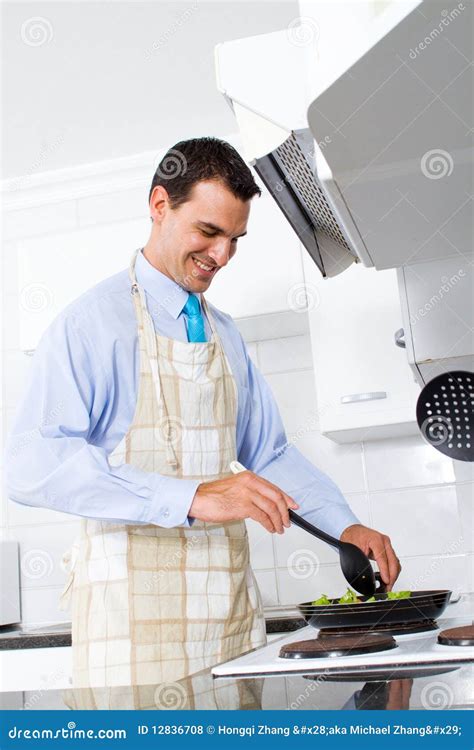Het Koken Van De Mens Stock Foto Image Of Kabinet Gebraden 12836708