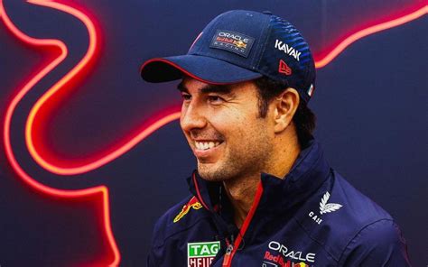 Checo Pérez presenta su casco para la temporada 2024 de la F1 El Sol