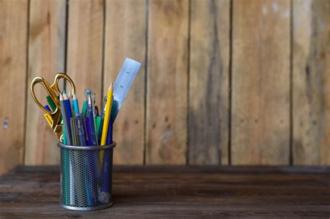 바이올렛의 다채로운 연필 나무 테이블에 배경 고정 컵에 파란색과 회색 녹색 노란색 Copyspace 학교 개념 가위에 대한 스톡 사진 및 기타 이미지 Istock