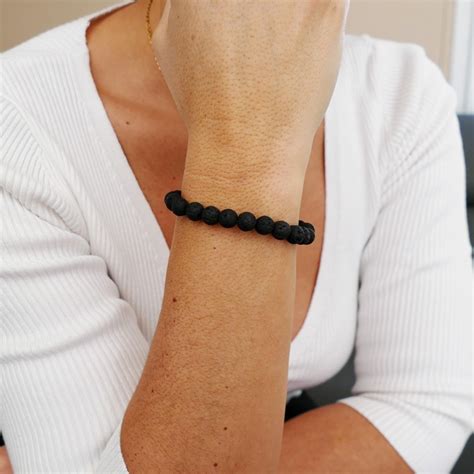Pulsera de Piedra de Lava Elegancia Natural y Energía Calmante