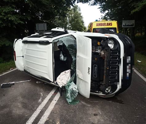 Zderzenie dwóch pojazdów trzy osoby w szpitalu Droga wojewódzka