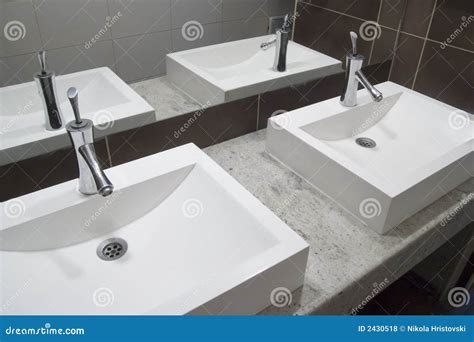Fregadero Del Cuarto De Baño Foto De Archivo Imagen De Bandeja