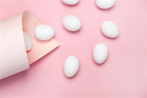 흰색 계란과 창조적 인 부활절 베이지 색과 분홍색 배경입니다 0명에 대한 스톡 사진 및 기타 이미지 0명 개념 격리