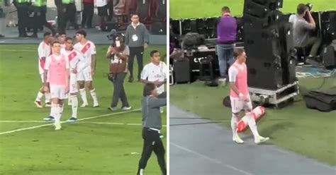 Decepcionado Oliver Sonne tira la camiseta de la selección tras no