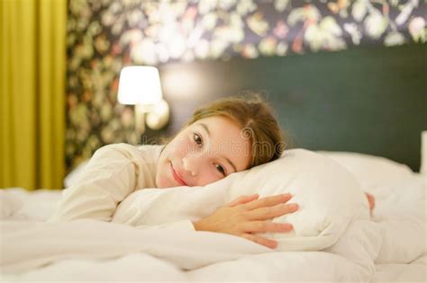 Garotinha Bonitinha Sorrindo Feliz Na Cama Foto De Stock Imagem De