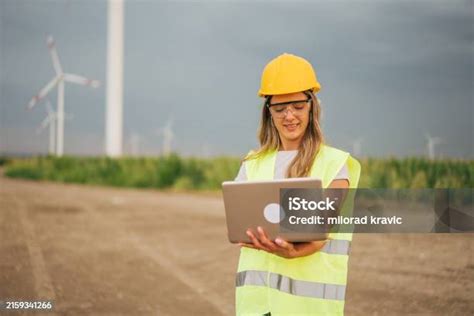엔지니어 여성 재생 가능 에너지 전력 및 전기 혁신을 위한 풍차 전기 기술자 또는 기술자 검사 보기에 대한 스톡 사진 및 기타 이미지 Istock