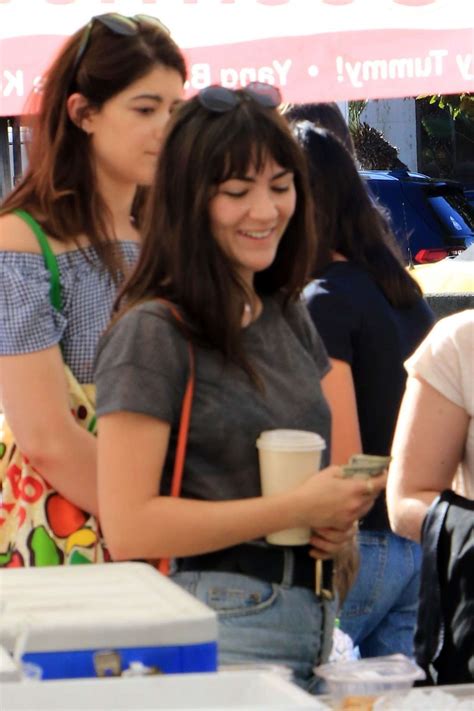 Isabelle Fuhrman Shops The Farmers Market With Friends In La 14