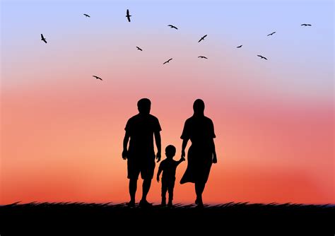 père mère et fils avec silhouette crépusculaire de la nature après le coucher du soleil sur l