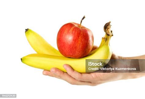 바나나와 빨간 사과를 들고 손 닫습니다 흰색 배경에 고립 감에 대한 스톡 사진 및 기타 이미지 감 건강한 생활방식 건강한 식생활 Istock