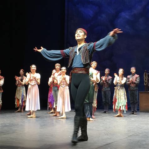 기차 시간때문에 갔는데 변성완발레리노를 못만나고 왔네 리허설룸에서 본듯한 내가 전국을 다 돌아본 공연장중에서 가장작은공연장 무대에서 자주 눈이 마주쳐서 더 좋았던 만원의