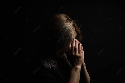 一位迷人的年輕女士雙手合十虔誠祈禱 尋求上帝的幫助 照片背景圖桌布圖片免費下載 Pngtree