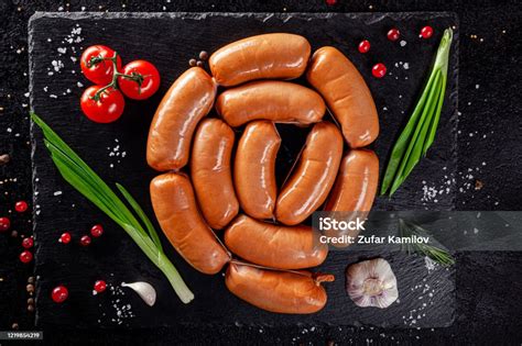 다양한 소시지와 훈제 제품은 블랙 보드 소시지 소시지 갈비 롤에 놓여 있습니다 상단 보기 오버 헤드 플랫 레이 갈비 음식에 대한