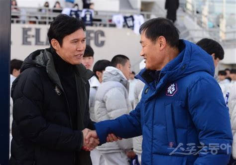 인사하는 박충균 최윤겸 감독 포토 ｜스포츠동아