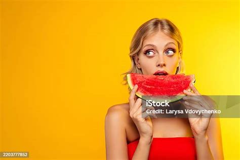 노란색 파스텔 배경에 고립 된 빈 공간을 물고 수박 조각을 찾는 사랑스러운 예쁜 소녀 모델의 사진 20 24세에 대한 스톡 사진 및 기타 이미지 Istock