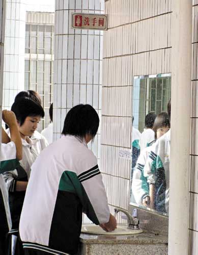 广东一些学校女生厕所少 下课要冲锋 图