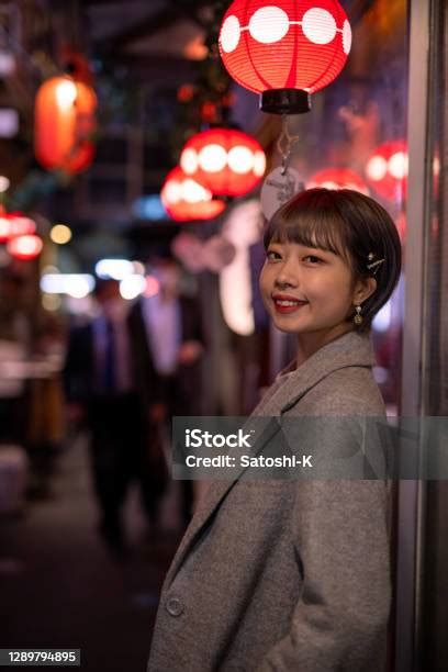 일본 이자카야 바 거리에서 벽에 기대어 있는 젊은 여성 밤 하루 시간대에 대한 스톡 사진 및 기타 이미지 밤 하루 시간대