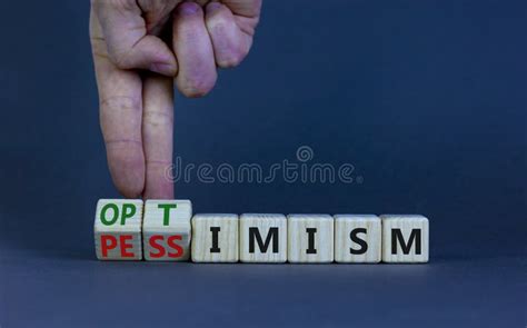 Symbole Pessimiste Ou Optimiste Lhomme Daffaires Transforme Les