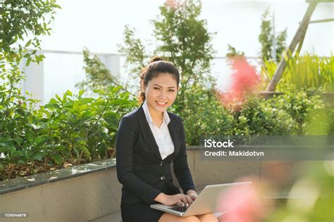 공원에서 랩톱 컴퓨터를 사용 하 여 비즈니스 여자 옷에 웃는 아름 다운 귀여운 소녀 노트북에 대한 스톡 사진 및 기타 이미지