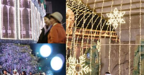 연말 분위기 내는 형형색색의 조명