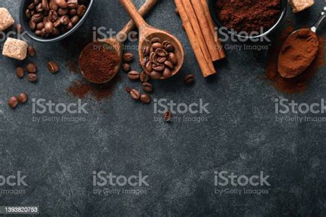 커피 원두 배경 짙은 검은 돌 배경에 다양한 종류의 커피 콩 및 계피 스틱이있는 볶은 커피 개념 상단 보기 커피 개념 모의 0