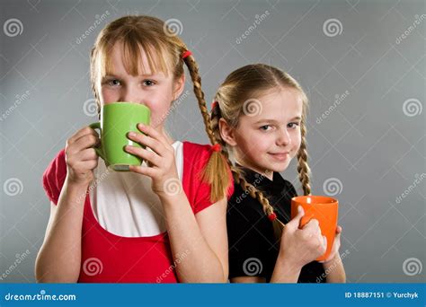 Twee Leuke Meisjes Met Mokken Stock Afbeelding Image Of Drank
