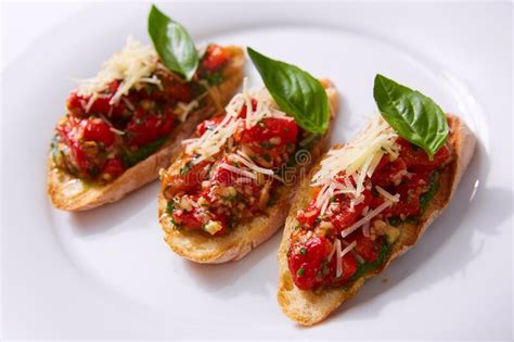 Bruschetta De Tomate Italiano Con Verduras Picadas Hierbas Y Aceite A