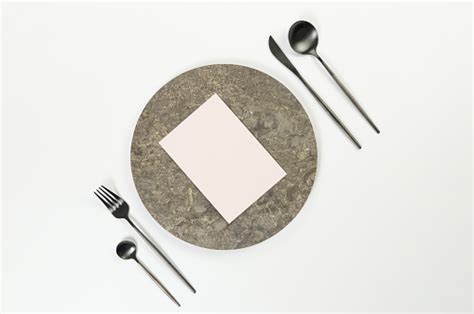 흰색 배경에 갈색 대리석 접시 검은 칼 붙이 및 분홍색 카드의 평면도 음식 프리젠 테이션 돌 쟁반 테이블 설정 복사 공간 0명에 대한 스톡 사진 및 기타 이미지 Istock