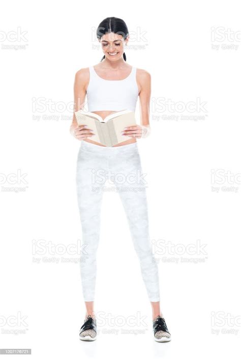 백인 젊은 여성 학생 스포츠 의류를 입고 책을 들고 흰색 배경 앞에 서 20 29세에 대한 스톡 사진 및 기타 이미지 20 29세 25 29세 공부 Istock