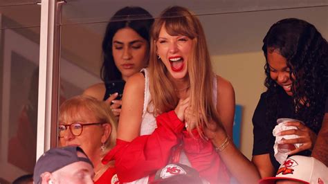 Taylor Swift Sits With Travis Kelces Mom At Chiefs Vs Bears Game