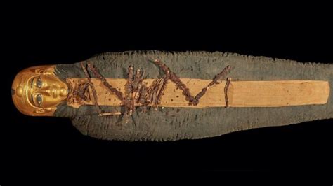 У мумии мальчика умершего 2300 лет назад были золотое сердце и язык
